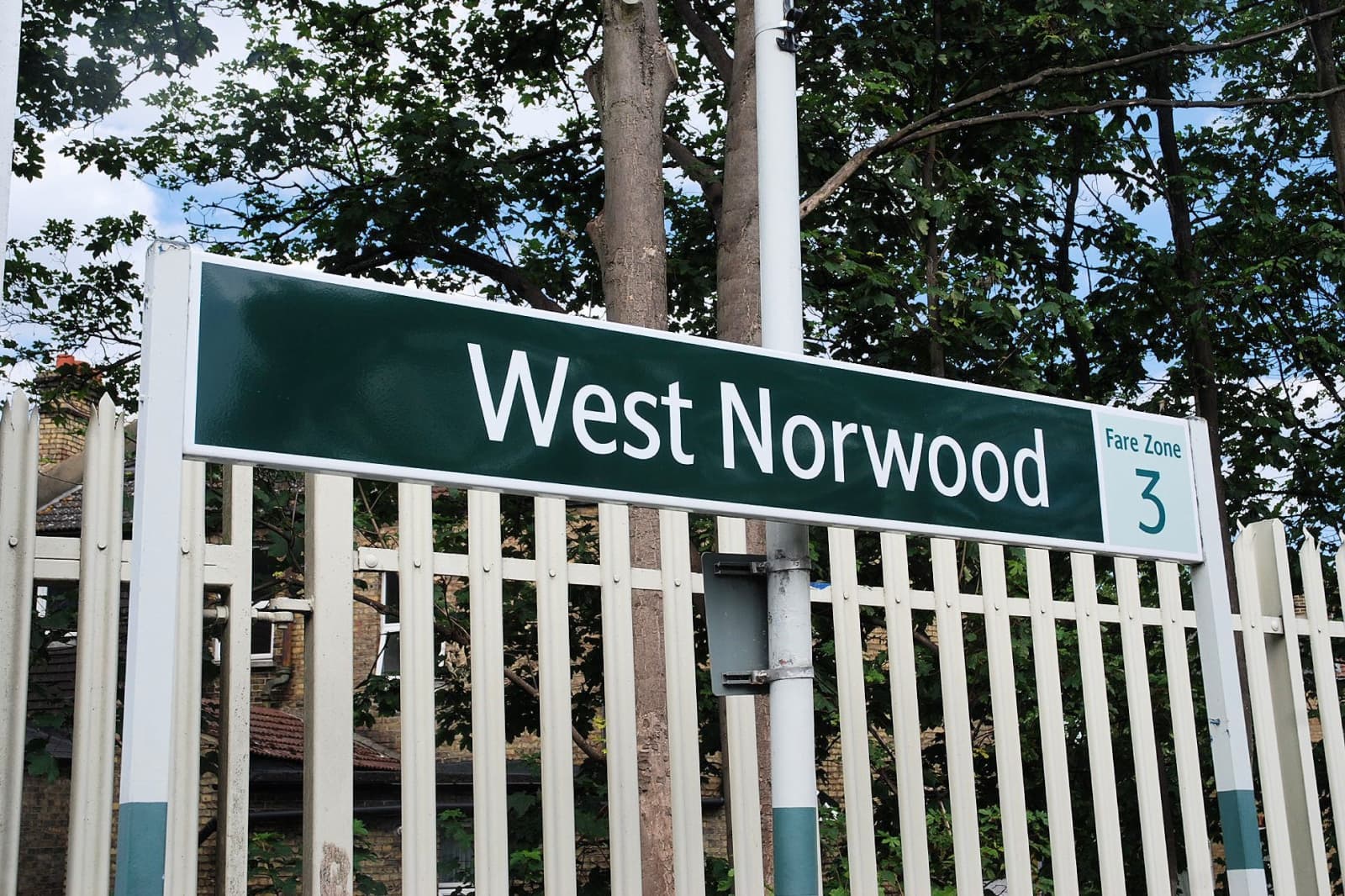 Living in Se27 - Area Guide | Foxtons