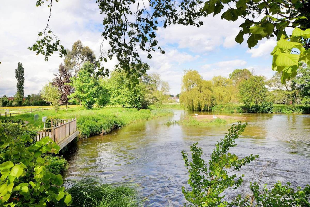 Living in West Byfleet - Area Guide | Foxtons