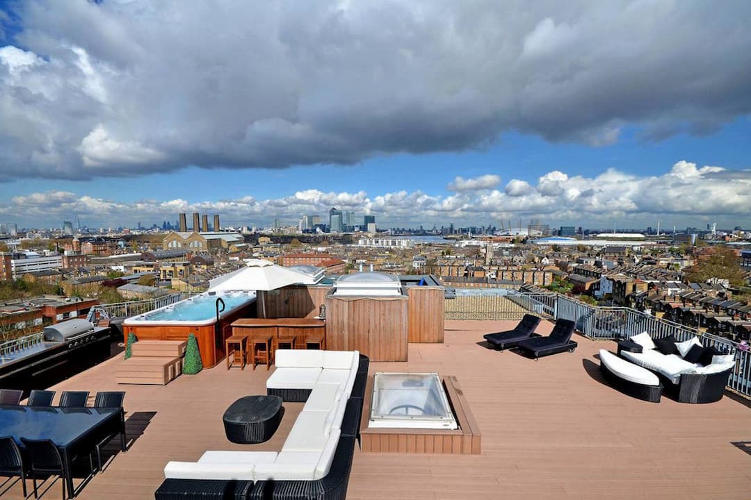 Living in E16 - Area Guide | Foxtons