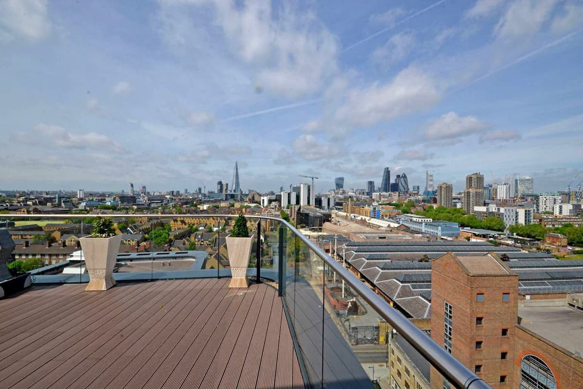 Living in E16 - Area Guide | Foxtons