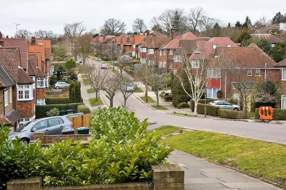 Living in Nw7 - Area Guide | Foxtons